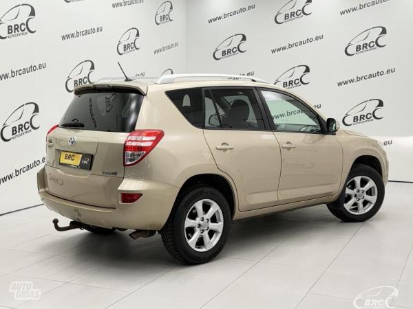 Brown Toyota RAV4 2011 in Avizieniai, with an engine capacity of 2.00 L and mileage of 231 thousand km for 6900 €, photo 2 on AUTOMOTO.COM.LV