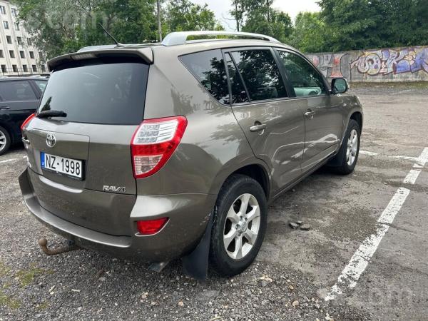 Brūns Toyota RAV4 2011 Rīga, ar dzinēja tilpumu 2.20 L un nobraukumu 346 tūkst. km par 5300 €, foto 5 vietnē AUTOMOTO.COM.LV