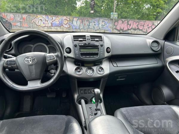 Brown Toyota RAV4 2011 in Riga, with an engine capacity of 2.20 L and mileage of 346 thousand km for 5300 €, photo 8 on AUTOMOTO.COM.LV