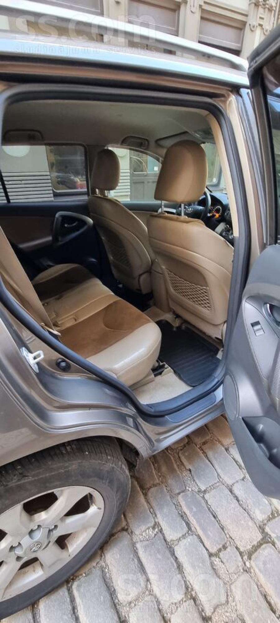 Brūns Toyota RAV4 2011 Rīga, ar dzinēja tilpumu 2.20 L un nobraukumu 262 tūkst. km par 7250 €, foto 8 vietnē AUTOMOTO.COM.LV