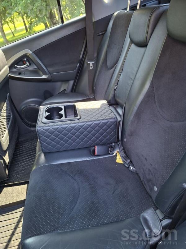 Brown Toyota RAV4 2011 in Liepaja, with an engine capacity of 2.20 L and mileage of 225 thousand km for 6555 €, photo 6 on AUTOMOTO.COM.LV