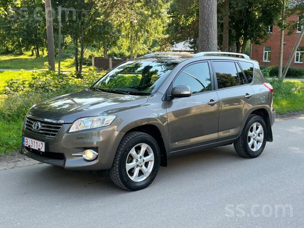 Brown Toyota RAV4 2011 in Riga, with an engine capacity of 2.20 L and mileage of 0 thousand km for 5799 €, photo 1 on AUTOMOTO.COM.LV