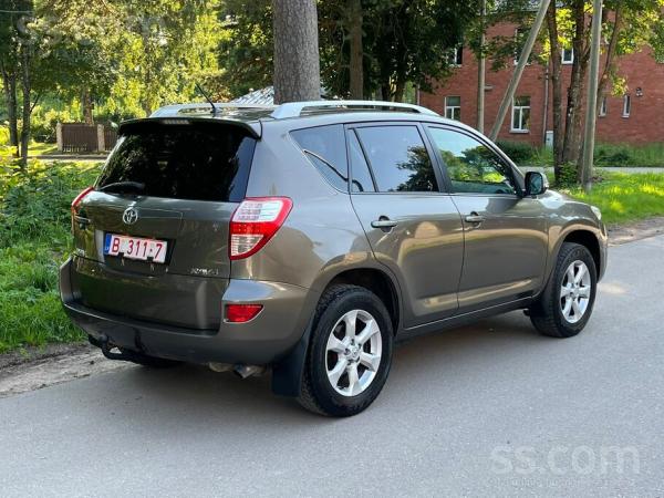 Brown Toyota RAV4 2011 in Riga, with an engine capacity of 2.20 L and mileage of 0 thousand km for 5799 €, photo 5 on AUTOMOTO.COM.LV