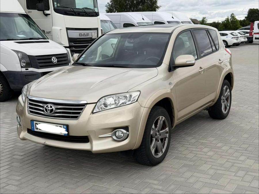 Brown Toyota RAV4 2011 in Taurage, with an engine capacity of 2.23 L and mileage of 155 thousand km for 6200 €, photo 1 on AUTOMOTO.COM.LV