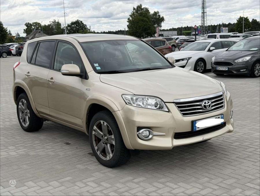 Brown Toyota RAV4 2011 in Taurage, with an engine capacity of 2.23 L and mileage of 155 thousand km for 6200 €, photo 3 on AUTOMOTO.COM.LV