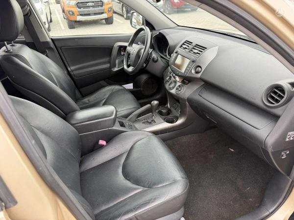 Brūns Toyota RAV4 2011 Tauragė, ar dzinēja tilpumu 2.23 L un nobraukumu 155 tūkst. km par 6200 €, foto 5 vietnē AUTOMOTO.COM.LV