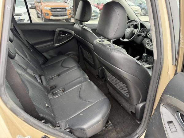 Brūns Toyota RAV4 2011 Tauragė, ar dzinēja tilpumu 2.23 L un nobraukumu 155 tūkst. km par 6200 €, foto 7 vietnē AUTOMOTO.COM.LV