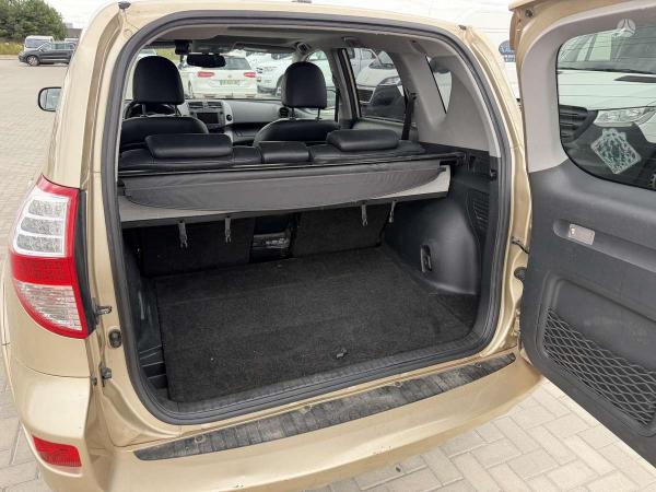 Brūns Toyota RAV4 2011 Tauragė, ar dzinēja tilpumu 2.23 L un nobraukumu 155 tūkst. km par 6200 €, foto 9 vietnē AUTOMOTO.COM.LV