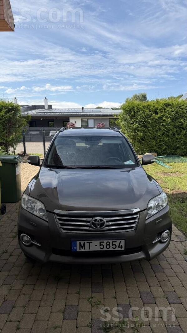 Brown Toyota RAV4 2011 in Riga, with an engine capacity of 2.20 L and mileage of 280 thousand km for 7000 €, photo 1 on AUTOMOTO.COM.LV