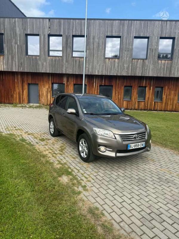 Brown Toyota RAV4 2011 in Taurage, with an engine capacity of 2.20 L and mileage of 206 thousand km for 7500 €, photo 3 on AUTOMOTO.COM.LV