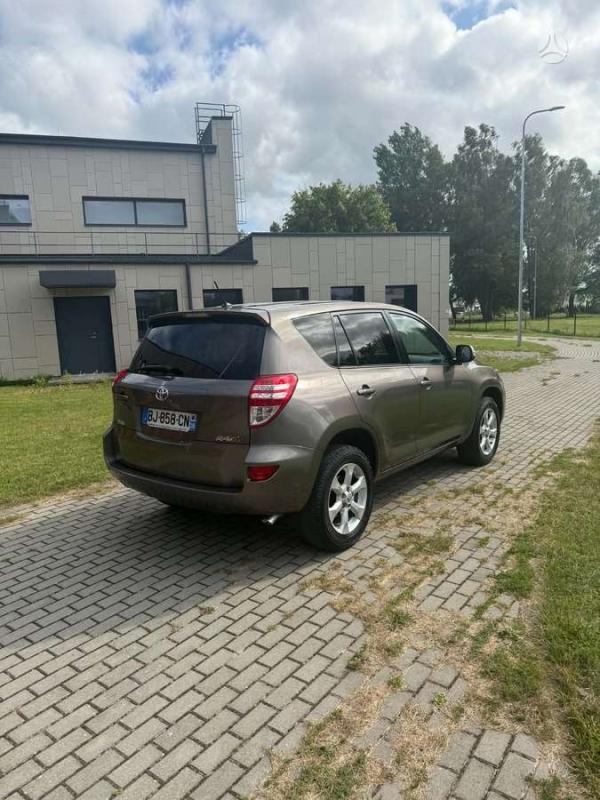Brown Toyota RAV4 2011 in Taurage, with an engine capacity of 2.20 L and mileage of 206 thousand km for 7500 €, photo 5 on AUTOMOTO.COM.LV