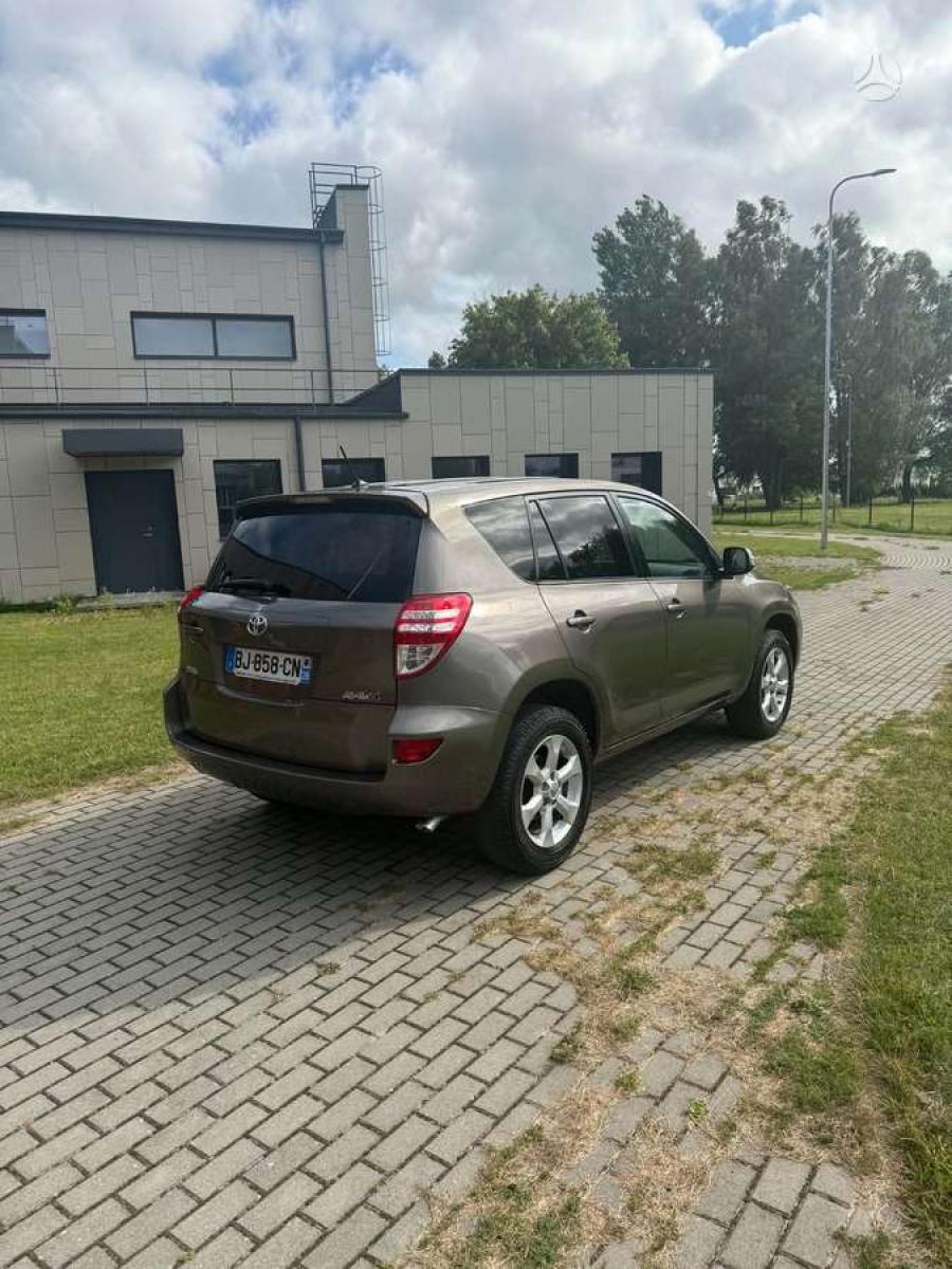 Brūns Toyota RAV4 2011 Tauragė, ar dzinēja tilpumu 2.20 L un nobraukumu 206 tūkst. km par 7500 €, foto 5 vietnē AUTOMOTO.COM.LV