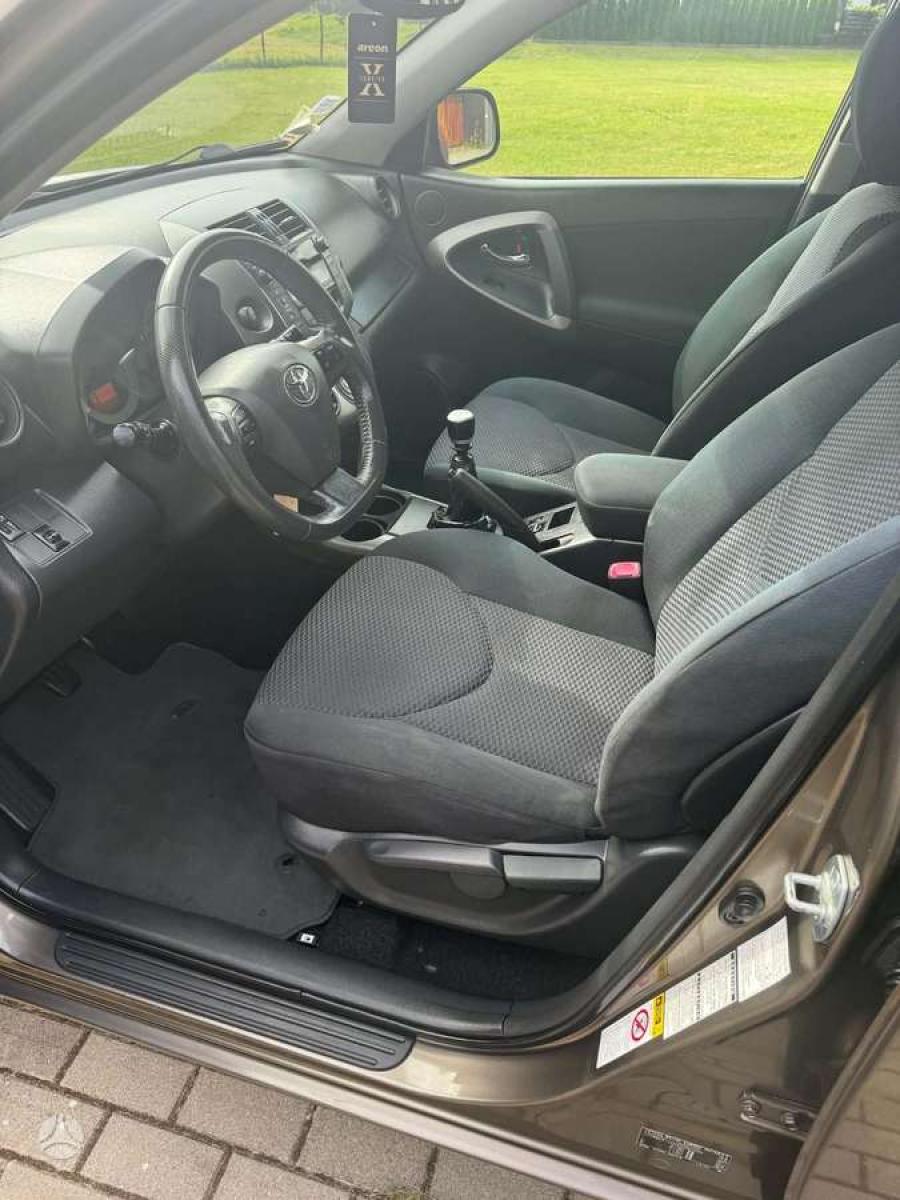 Brūns Toyota RAV4 2011 Tauragė, ar dzinēja tilpumu 2.20 L un nobraukumu 206 tūkst. km par 7500 €, foto 12 vietnē AUTOMOTO.COM.LV
