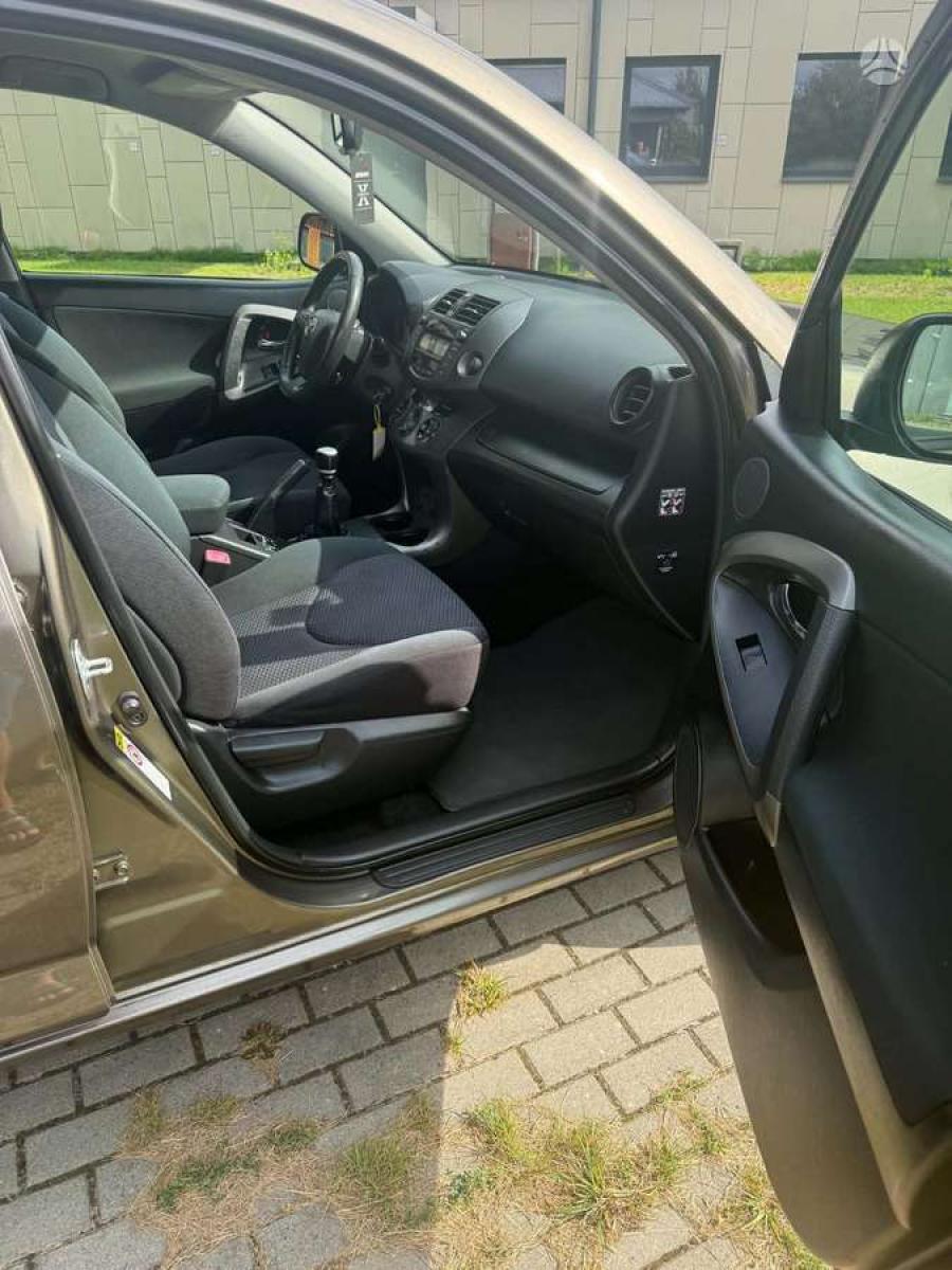 Brūns Toyota RAV4 2011 Tauragė, ar dzinēja tilpumu 2.20 L un nobraukumu 206 tūkst. km par 7500 €, foto 14 vietnē AUTOMOTO.COM.LV