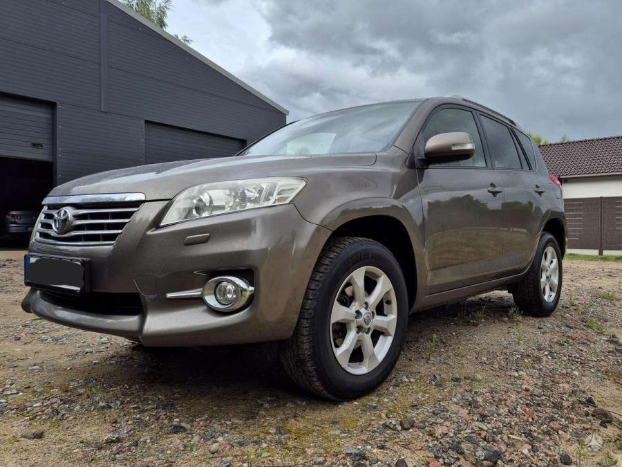 Brown Toyota RAV4 2011 in Silute, with an engine capacity of 0.00 L and mileage of 230 thousand km for 7500 €, photo 4 on AUTOMOTO.COM.LV