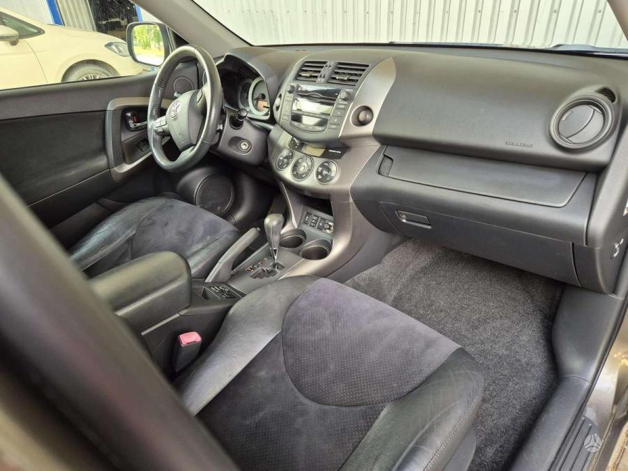 Brown Toyota RAV4 2011 in Silute, with an engine capacity of 0.00 L and mileage of 230 thousand km for 7500 €, photo 12 on AUTOMOTO.COM.LV