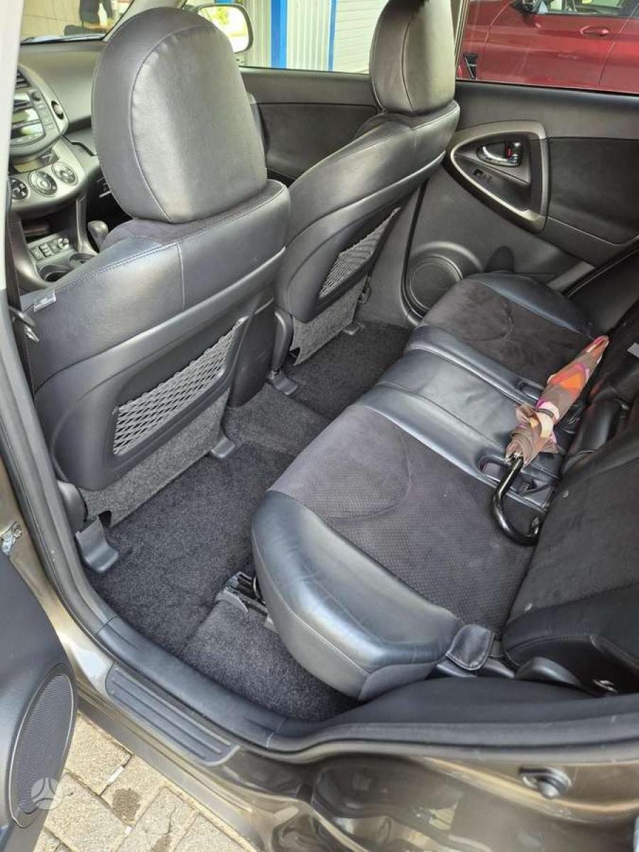 Brown Toyota RAV4 2011 in Silute, with an engine capacity of 0.00 L and mileage of 230 thousand km for 7500 €, photo 14 on AUTOMOTO.COM.LV