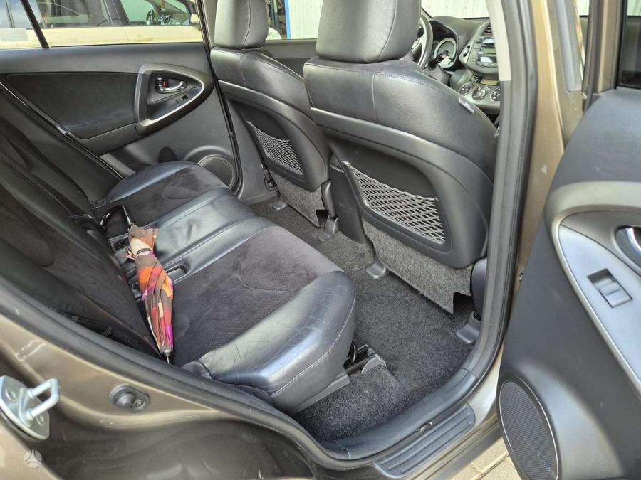 Brown Toyota RAV4 2011 in Silute, with an engine capacity of 0.00 L and mileage of 230 thousand km for 7500 €, photo 15 on AUTOMOTO.COM.LV