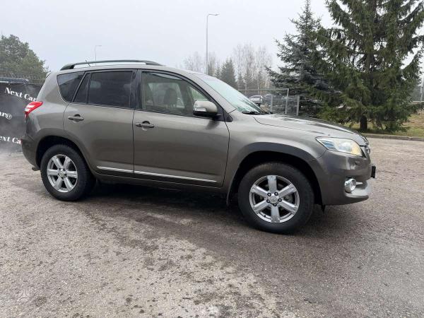 Brown Toyota RAV4 2012 in Kaunas, with an engine capacity of 2.00 L and mileage of 265 thousand km for 9559 €, photo 3 on AUTOMOTO.COM.LV
