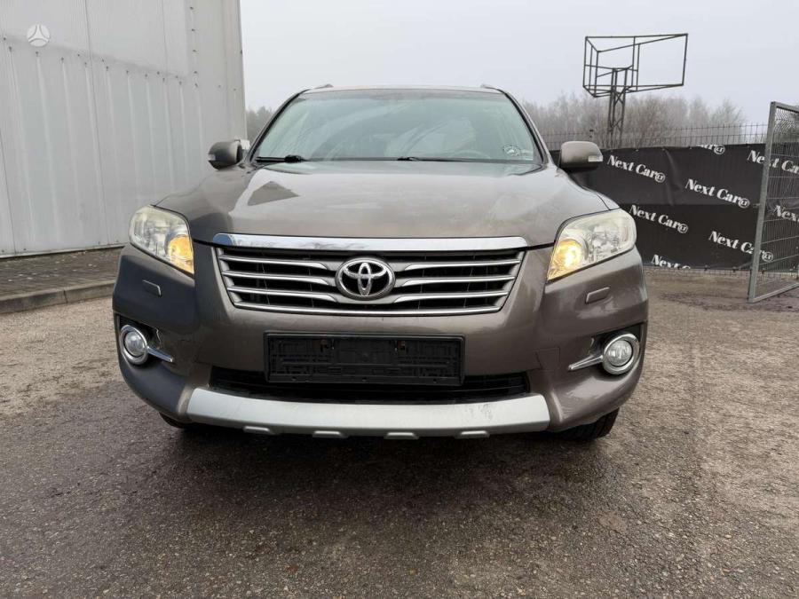 Brown Toyota RAV4 2012 in Kaunas, with an engine capacity of 2.00 L and mileage of 265 thousand km for 9559 €, photo 4 on AUTOMOTO.COM.LV