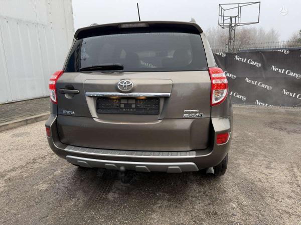 Brown Toyota RAV4 2012 in Kaunas, with an engine capacity of 2.00 L and mileage of 265 thousand km for 9559 €, photo 7 on AUTOMOTO.COM.LV