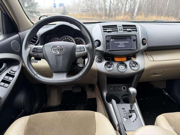 Brown Toyota RAV4 2012 in Kaunas, with an engine capacity of 2.00 L and mileage of 265 thousand km for 9559 €, photo 9 on AUTOMOTO.COM.LV