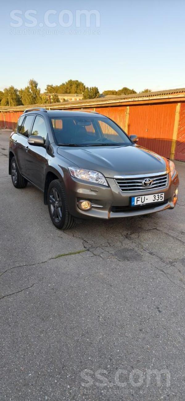 Brown Toyota RAV4 2012 in Riga, with an engine capacity of 2.00 L and mileage of 218 thousand km for 9500 €, photo 1 on AUTOMOTO.COM.LV