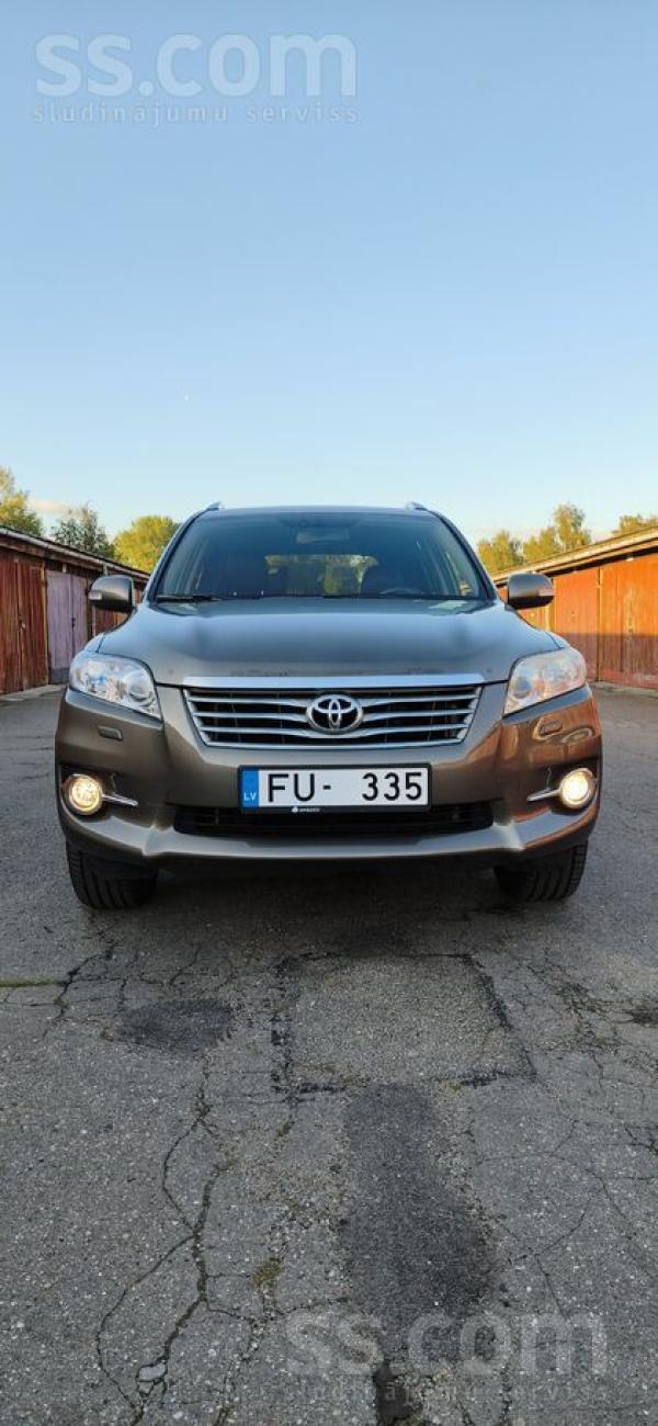 Brown Toyota RAV4 2012 in Riga, with an engine capacity of 2.00 L and mileage of 218 thousand km for 9500 €, photo 3 on AUTOMOTO.COM.LV