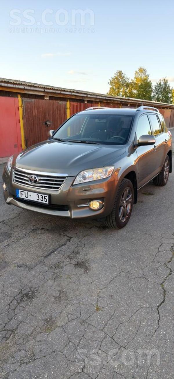 Brown Toyota RAV4 2012 in Riga, with an engine capacity of 2.00 L and mileage of 218 thousand km for 9500 €, photo 4 on AUTOMOTO.COM.LV
