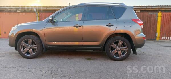 Brown Toyota RAV4 2012 in Riga, with an engine capacity of 2.00 L and mileage of 218 thousand km for 9500 €, photo 5 on AUTOMOTO.COM.LV