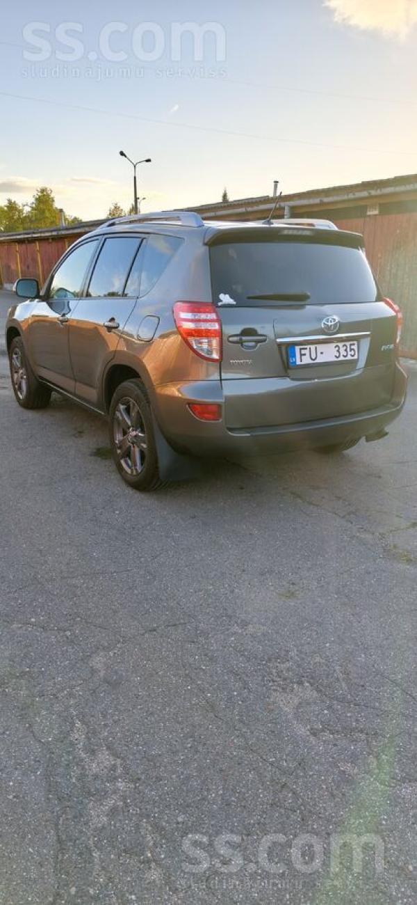 Brown Toyota RAV4 2012 in Riga, with an engine capacity of 2.00 L and mileage of 218 thousand km for 9500 €, photo 6 on AUTOMOTO.COM.LV