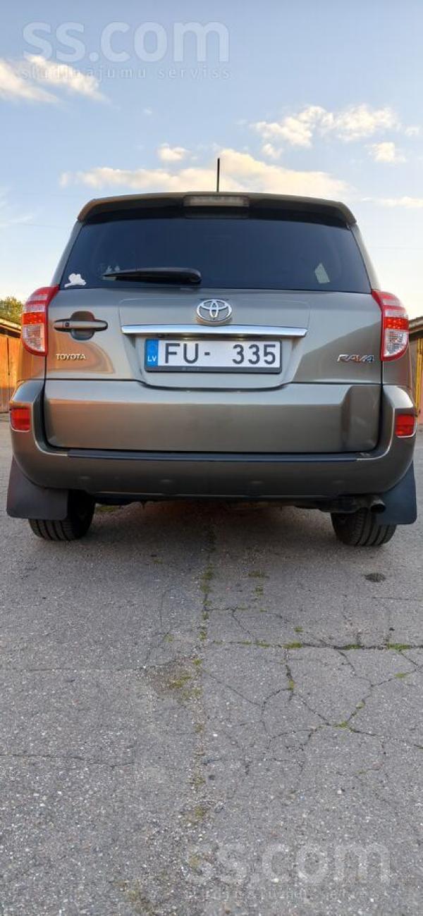 Brown Toyota RAV4 2012 in Riga, with an engine capacity of 2.00 L and mileage of 218 thousand km for 9500 €, photo 7 on AUTOMOTO.COM.LV