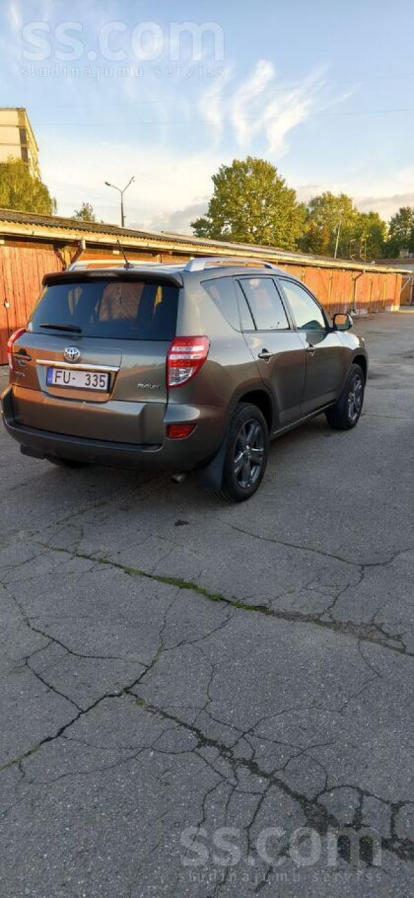 Brown Toyota RAV4 2012 in Riga, with an engine capacity of 2.00 L and mileage of 218 thousand km for 9500 €, photo 8 on AUTOMOTO.COM.LV