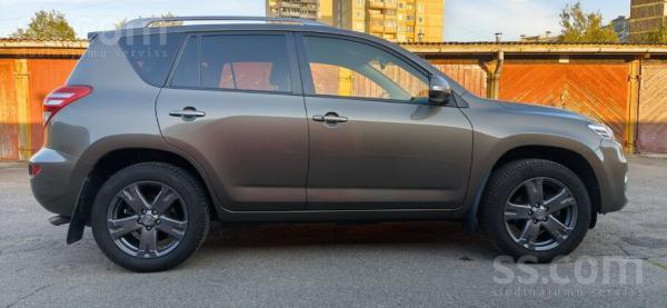 Brown Toyota RAV4 2012 in Riga, with an engine capacity of 2.00 L and mileage of 218 thousand km for 9500 €, photo 9 on AUTOMOTO.COM.LV