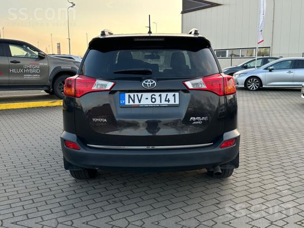 Brown Toyota RAV4 2014 in Liepaja, with an engine capacity of 2.00 L and mileage of 248 thousand km for 10600 €, photo 8 on AUTOMOTO.COM.LV
