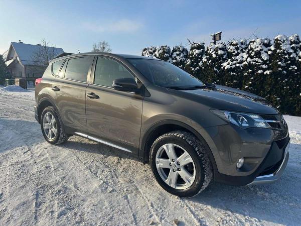 Brown Toyota RAV4 2014 in Kaunas, with an engine capacity of 2.20 L and mileage of 105 thousand km for 12799 €, photo 3 on AUTOMOTO.COM.LV
