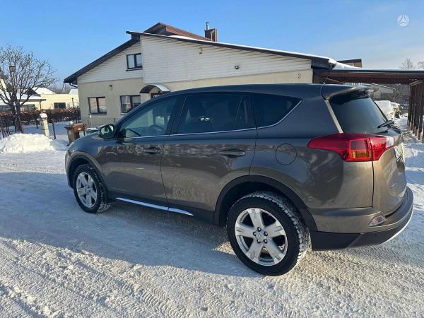 Brown Toyota RAV4 2014 in Kaunas, with an engine capacity of 2.20 L and mileage of 105 thousand km for 12799 €, photo 5 on AUTOMOTO.COM.LV