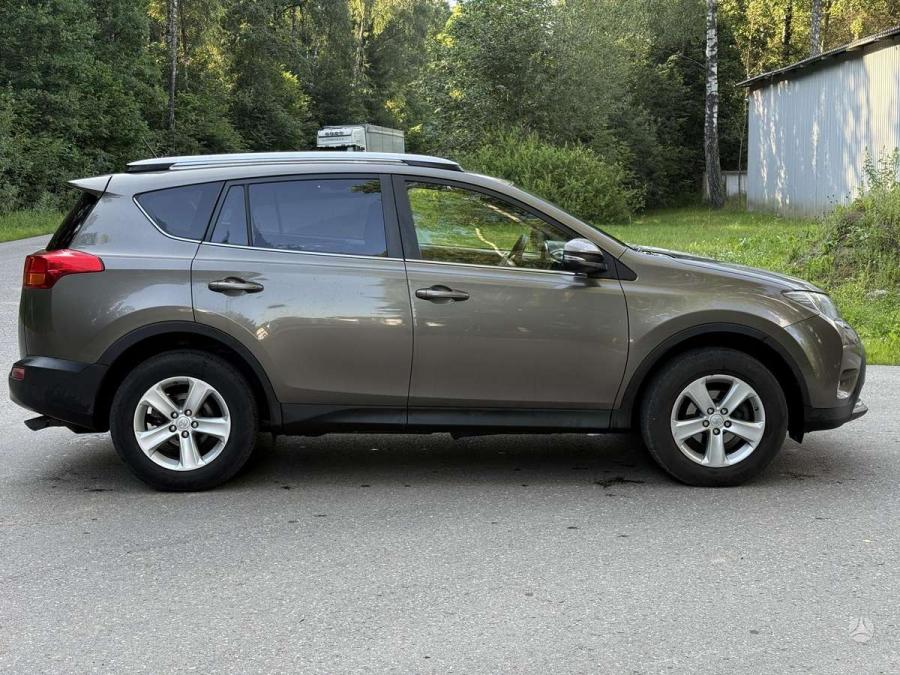 Brown Toyota RAV4 2014 in Jonava, with an engine capacity of 2.00 L and mileage of 227 thousand km for 11450 €, photo 5 on AUTOMOTO.COM.LV