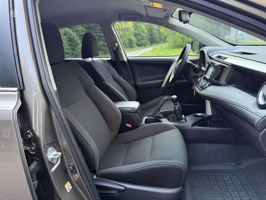Brown Toyota RAV4 2014 in Jonava, with an engine capacity of 2.00 L and mileage of 227 thousand km for 11450 €, photo 11 on AUTOMOTO.COM.LV
