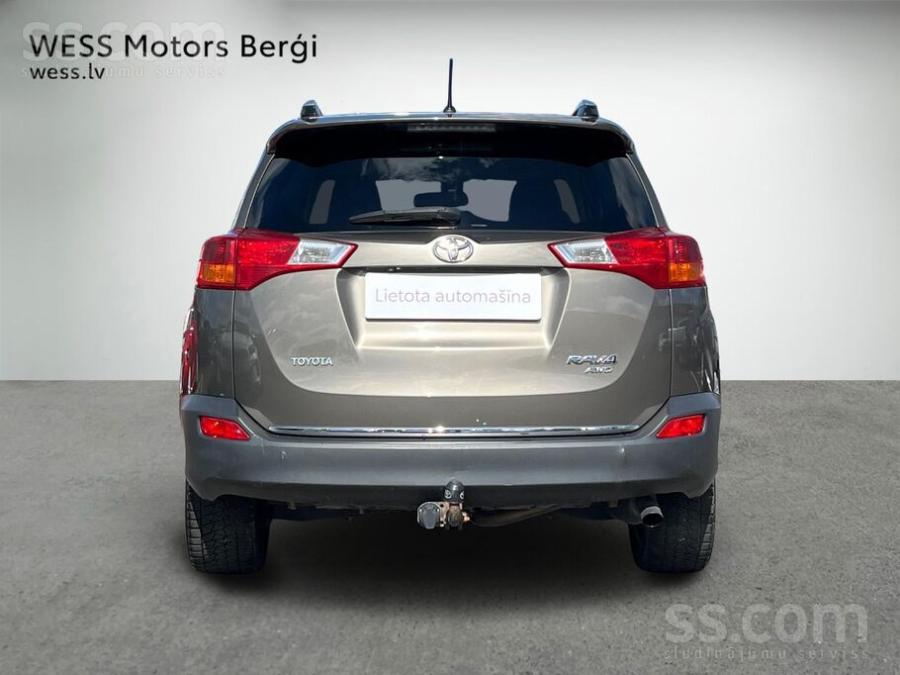 Brown Toyota RAV4 2014 in Riga, with an engine capacity of 2.00 L and mileage of 150 thousand km for 9900 €, photo 5 on AUTOMOTO.COM.LV