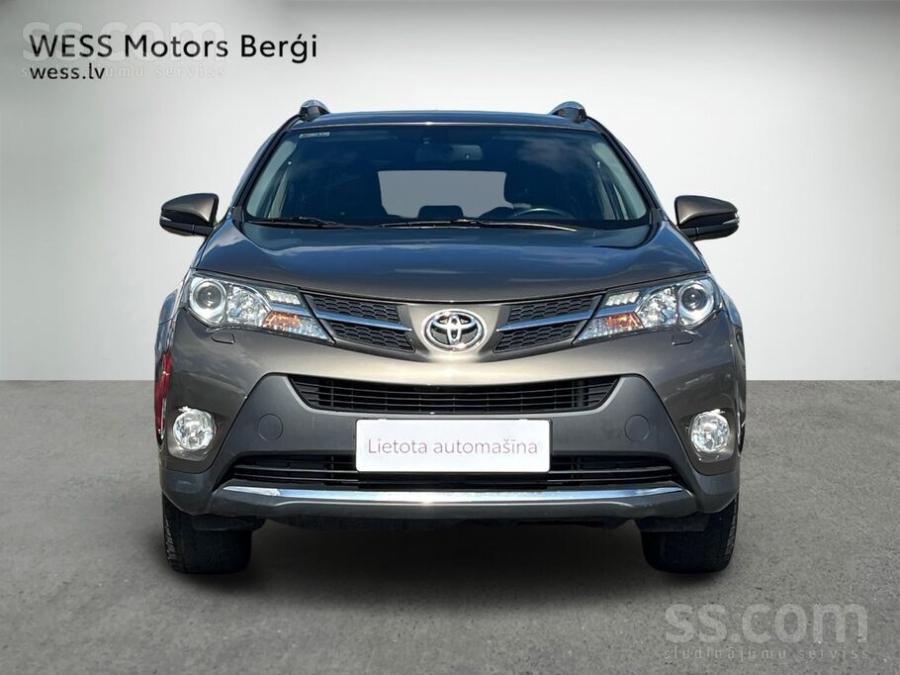 Brown Toyota RAV4 2014 in Riga, with an engine capacity of 2.00 L and mileage of 150 thousand km for 9900 €, photo 6 on AUTOMOTO.COM.LV