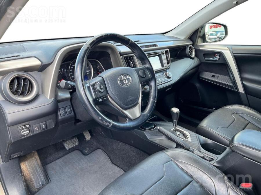 Brown Toyota RAV4 2014 in Riga, with an engine capacity of 2.00 L and mileage of 150 thousand km for 9900 €, photo 12 on AUTOMOTO.COM.LV