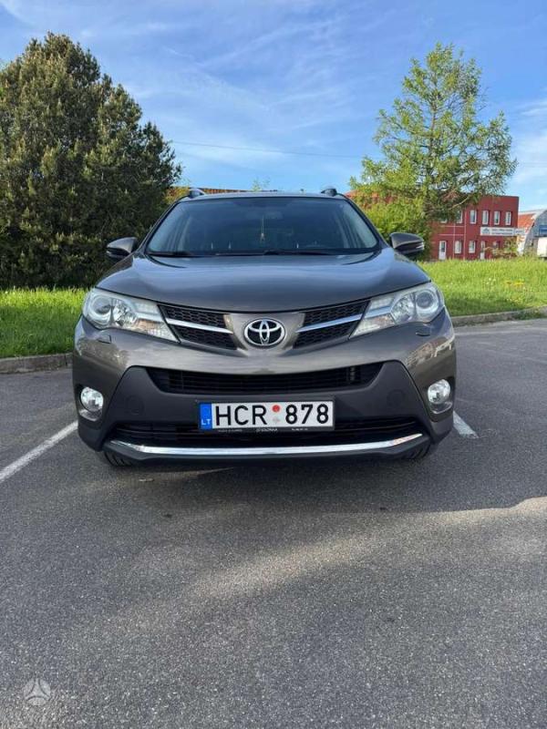 Brown Toyota RAV4 2014 in Klaipeda, with an engine capacity of 2.23 L and mileage of 208 thousand km for 14000 €, photo 1 on AUTOMOTO.COM.LV