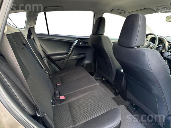 Brown Toyota RAV4 2014 in Riga, with an engine capacity of 2.00 L and mileage of 115 thousand km for 13590 €, photo 8 on AUTOMOTO.COM.LV
