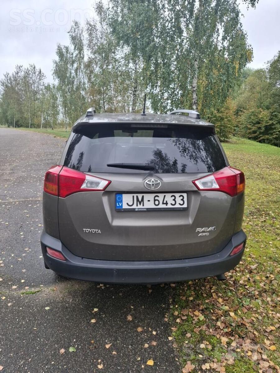 Brown Toyota RAV4 2014 in Daugavpils, with an engine capacity of 2.00 L and mileage of 185 thousand km for 12000 €, photo 4 on AUTOMOTO.COM.LV