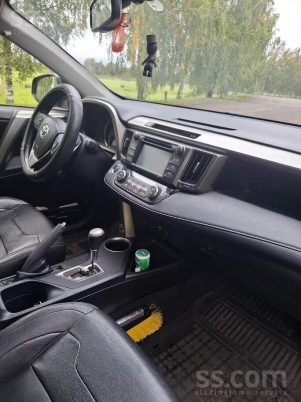 Brown Toyota RAV4 2014 in Daugavpils, with an engine capacity of 2.00 L and mileage of 185 thousand km for 12000 €, photo 5 on AUTOMOTO.COM.LV
