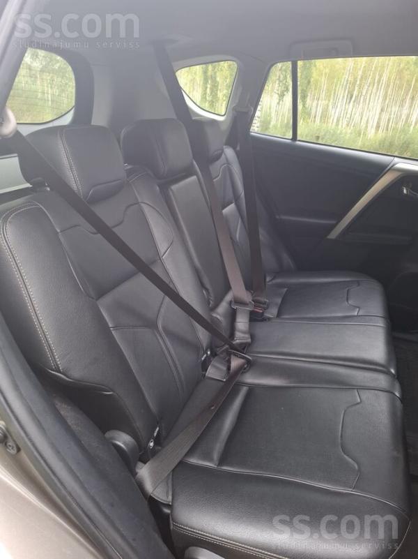 Brown Toyota RAV4 2014 in Daugavpils, with an engine capacity of 2.00 L and mileage of 185 thousand km for 12000 €, photo 6 on AUTOMOTO.COM.LV
