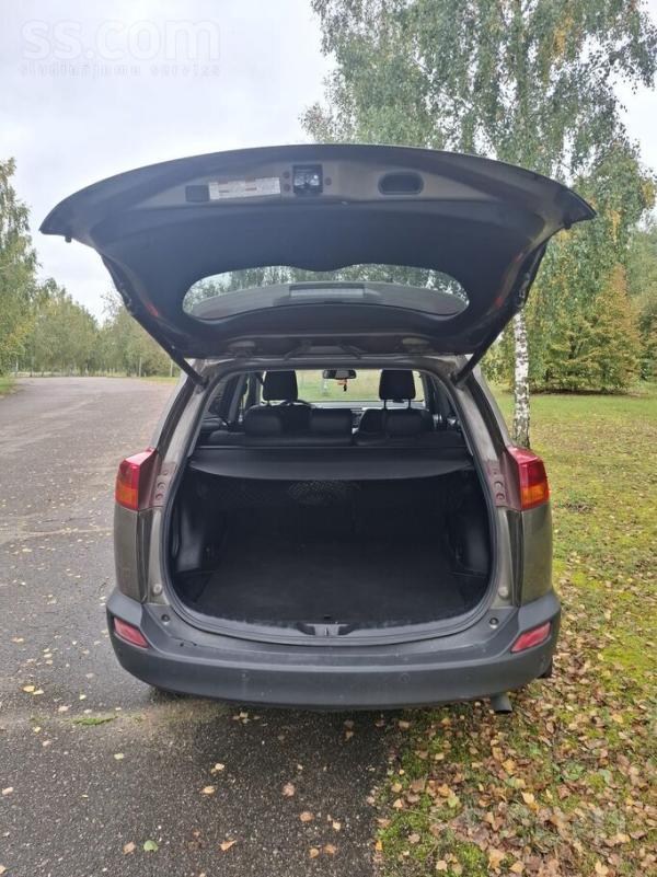 Brown Toyota RAV4 2014 in Daugavpils, with an engine capacity of 2.00 L and mileage of 185 thousand km for 12000 €, photo 7 on AUTOMOTO.COM.LV