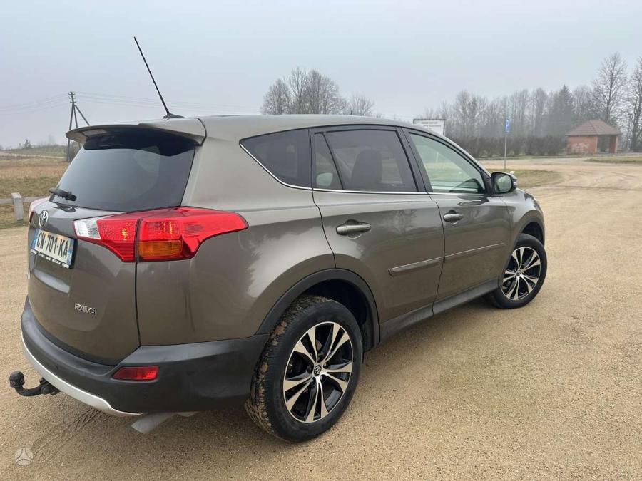 Brown Toyota RAV4 2015 in Utena, with an engine capacity of 2.00 L and mileage of 192 thousand km for 8950 €, photo 3 on AUTOMOTO.COM.LV