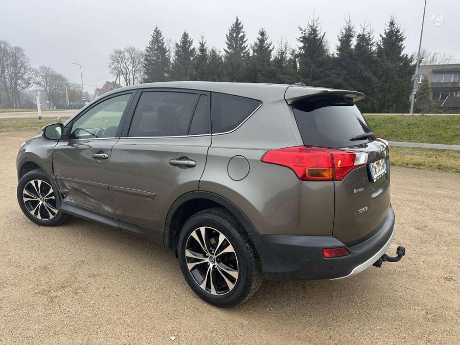 Brown Toyota RAV4 2015 in Utena, with an engine capacity of 2.00 L and mileage of 192 thousand km for 8950 €, photo 4 on AUTOMOTO.COM.LV